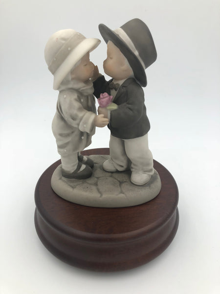 #838 Figurine – TheMusicBoxShop